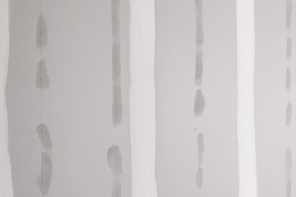 Applying filler to a plaster wall | Scanspac